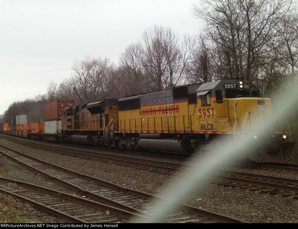 NS 22v with HLCX SD60 and union pacific SD70ACe